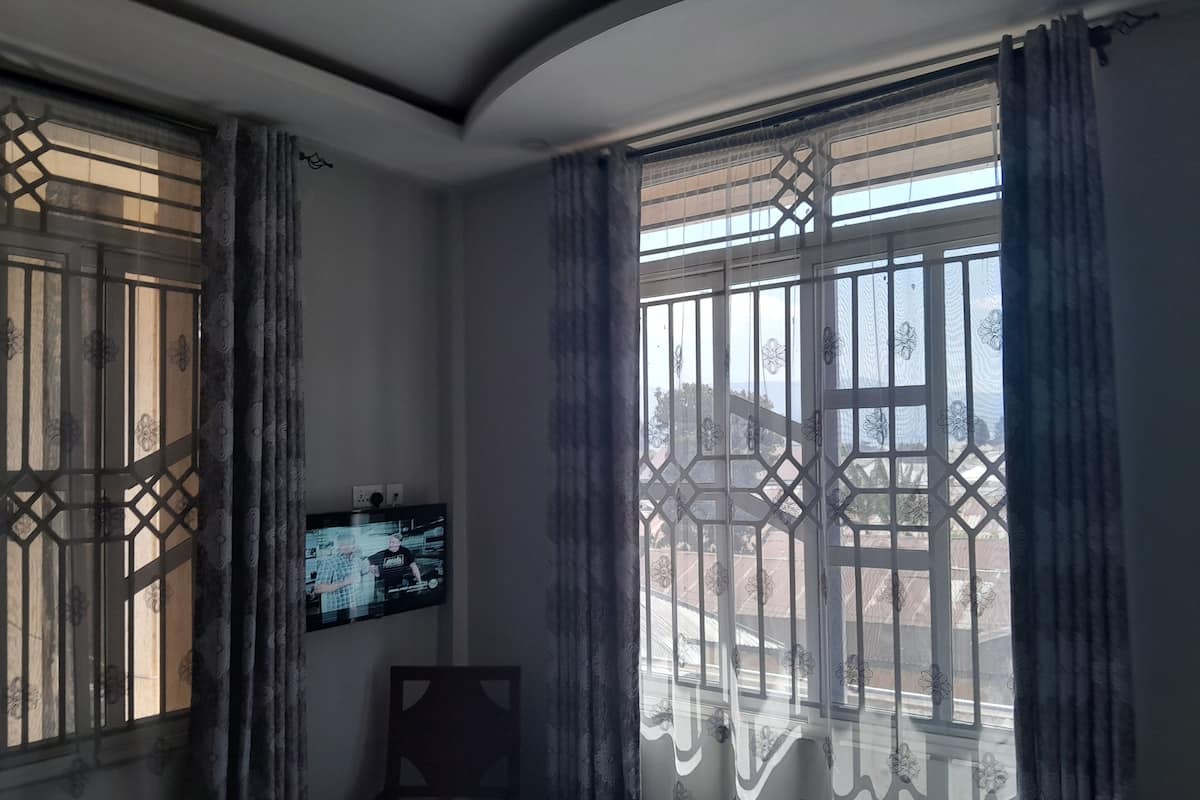 Quarto casal standard | Escrivaninha, Wi-Fi de cortesia, roupa de cama