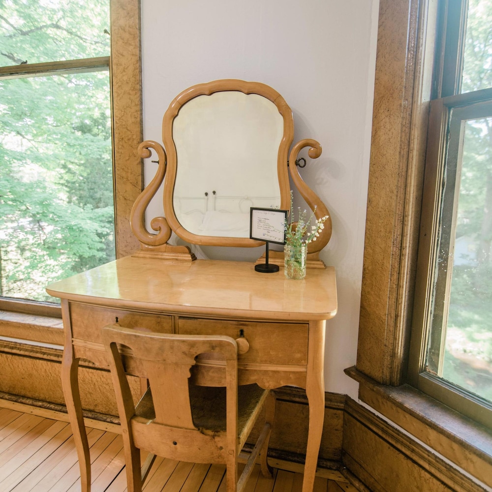 Amelia Room Bw Boutique Hotel - Torch Lake, MI