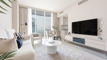 Apartamento Royal, 1 cama king-size e sofá-cama, vista para a marina | Sala de estar | Televisor de ecrã plano de 55 polegadas com canais digitais