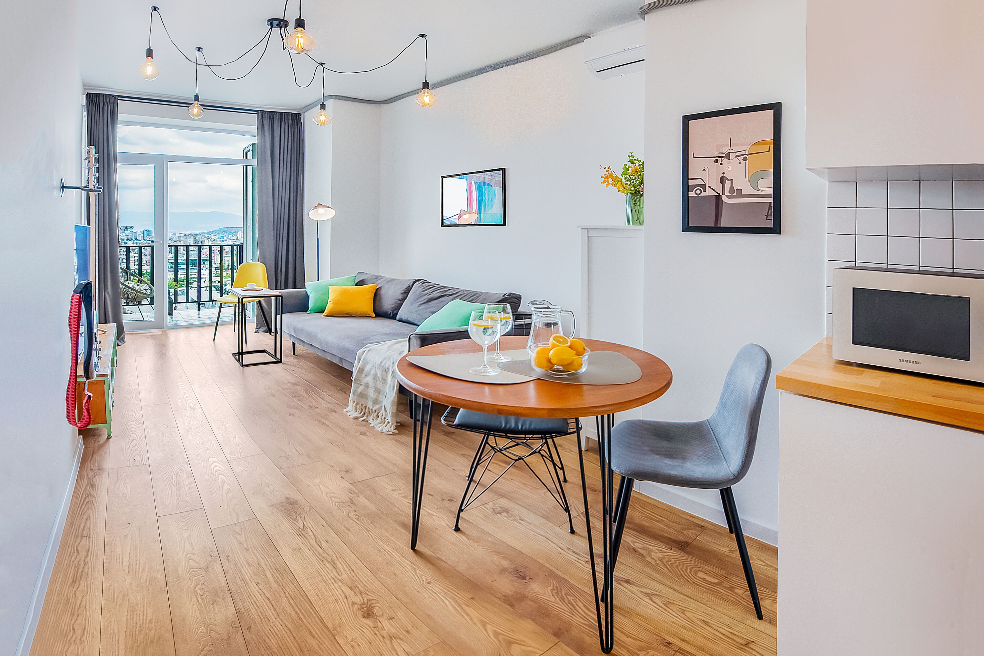 Apartamento, sacada, vista para a cidade | Área de estar | TV LED 45 polegadas com canais digitais