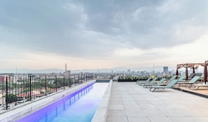 Piscina externa, funciona das 6h às 22h, guarda-sóis, espreguiçadeiras