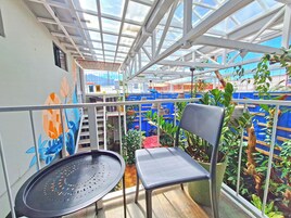 Quarto Comfort, vista para o jardim | Cofre com capacidade para portátil, secretária 