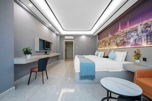 Quarto de hotel moderno com cama, escrivaninha, cadeira e um grande mural com vista para a cidade na parede.