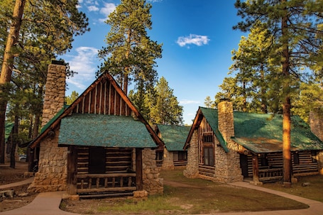 Cabana de Madeira Clássica | Roupa hipoalergénica, secretária . The Lodge at Bryce Canyon