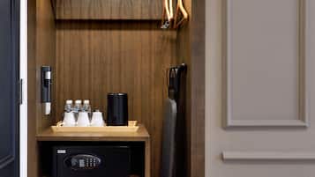 Uma kitchenette compacta com cafeteira, chaleira e micro-ondas.