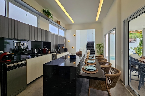 Casa Baía dos Golfinhos #29 | Com decoração personalizada, com mobília individualizada, Wi-fi grátis