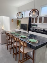 Casa Praia da Pipa 07 | Cozinha privada | Um frigorífico, um micro-ondas, uma placa de cozinha, liquidificador