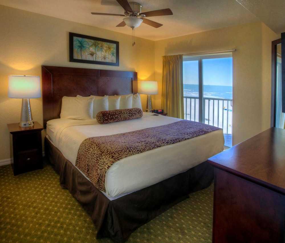 Resort Style 2br Condo: Cafe, Tiki Bar & Pools - Treasure Island, FL
