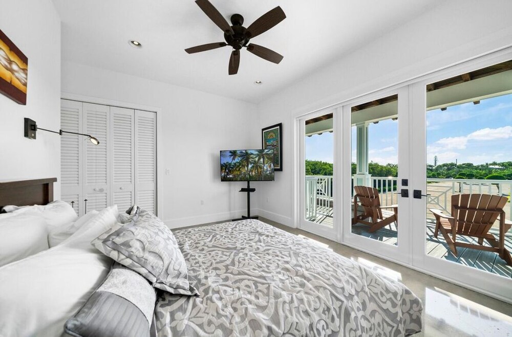 Ocean Front Oasis Private Resort Like Home - With Protected 45' Boat Slip - Key Largo