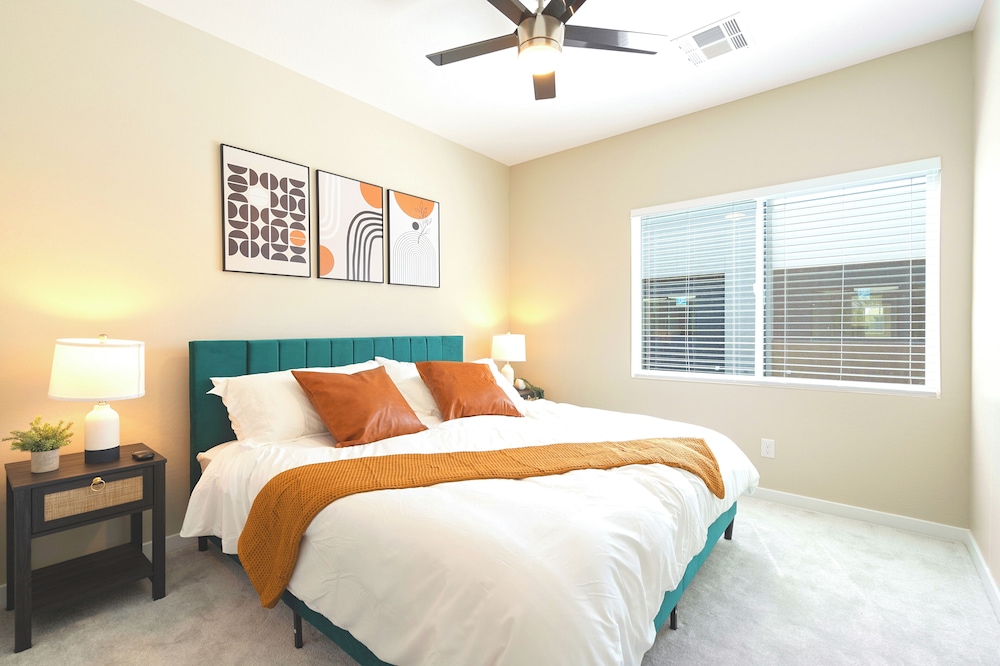 Desert Oasis I 4 Bed I Pool I Games I Beside Surprise Stadium & Tennis Complex - Surprise, AZ