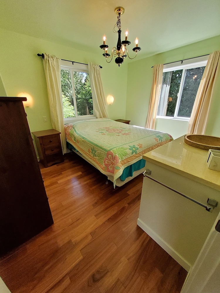 Waterfront 5 Bedroom Unit In House On Hotel Lake, Garden Bay B.c. - Sunshine Coast