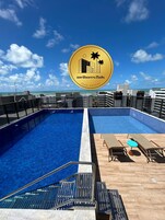 2 piscinas externas, espreguiçadeiras