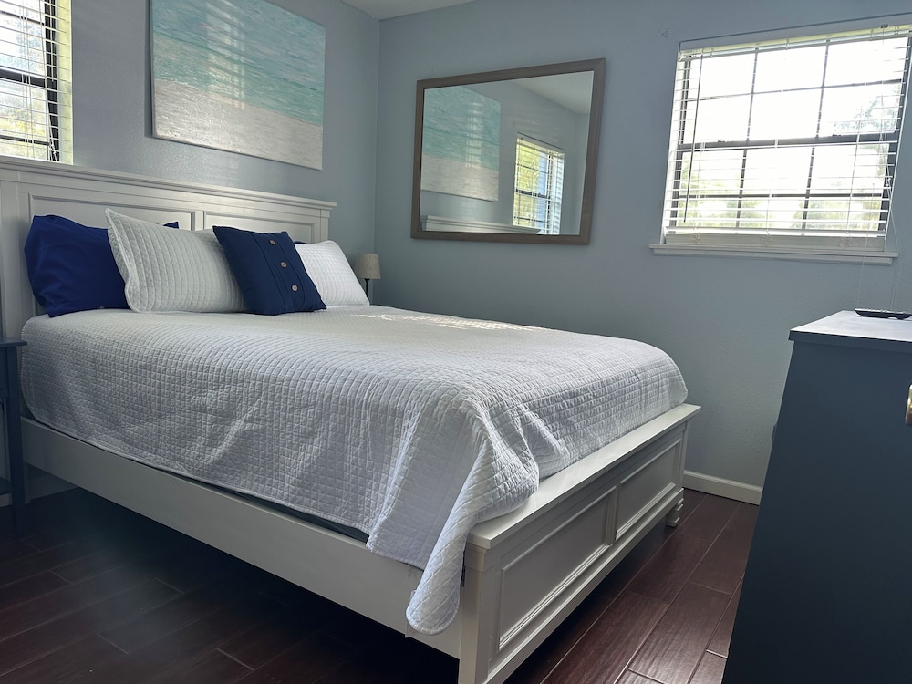 Charming 3-bedroom House 4 Miles From The Beach - Okaloosa Island, FL