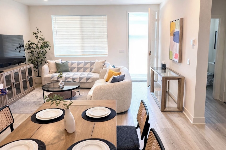 Hot Pool Comfort 3 Bedroom And 3 Bath Villa Close To Ontario Airport - Eastvale, CA