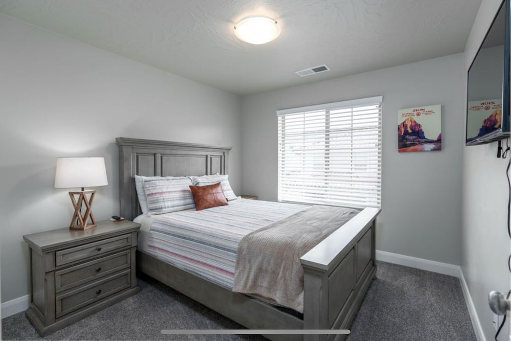 Spacious 3br/8 Beds, Garage, Wifi, Close To Pool, Centrally Located, Family Fun - Utah