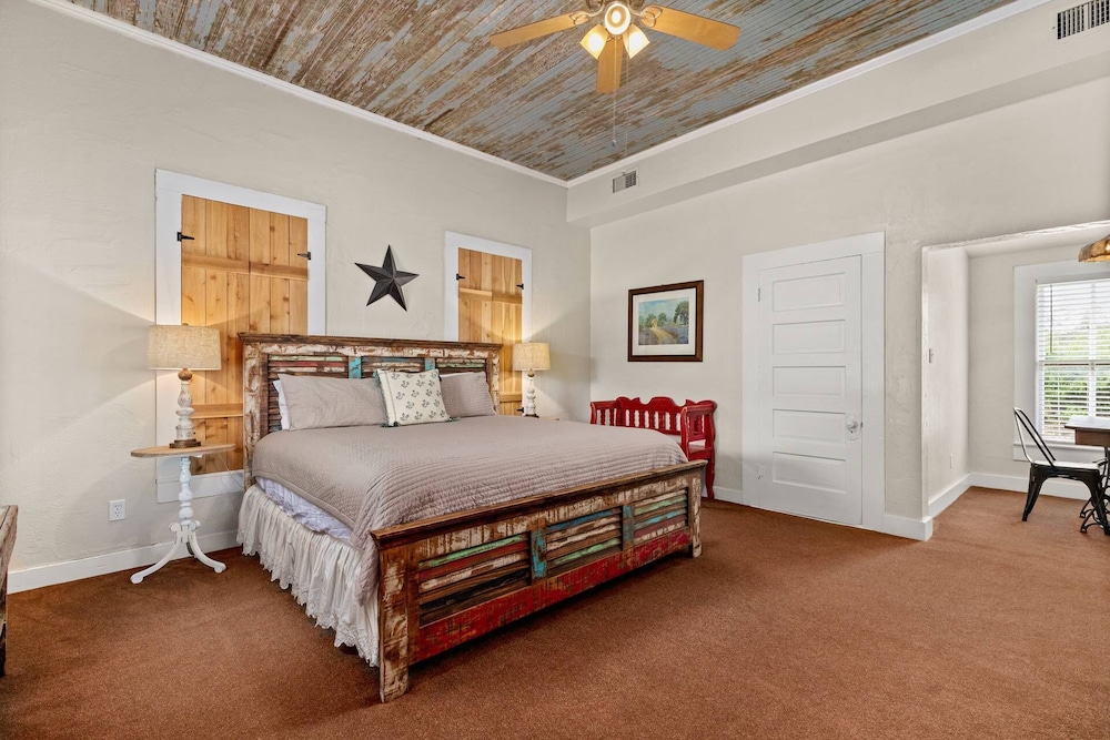 Historic Attractive Retreat | Elegant Comfort, Close To Gruene Hall, Shared Pool & Hot Tub - New Braunfels, TX