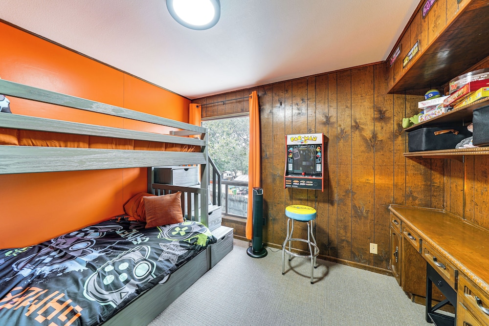 Unique & Stylish San Antonio Home W/ Deck! - Mission Ridge – San Antonio