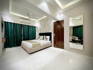 Quarto casal premium | Cofres nos quartos, escrivaninha, cortinas blackout
