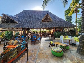 Café da manhã com buffet grátis todos os dias