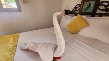 Bungalow Superior, vista para a piscina | 4 quartos, secretária, roupa de cama fornecida