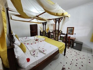 Quarto casal lua de mel, vista para a piscina | Escrivaninha, roupa de cama