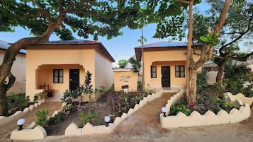 Bungalow Superior, vista para a piscina | 4 quartos, secretária, roupa de cama fornecida