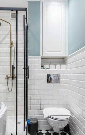 Apartamento, 1 quarto, Vista para a cidade | Casa de banho | Um secador de cabelo, toalhas fornecidas, sabão, champô