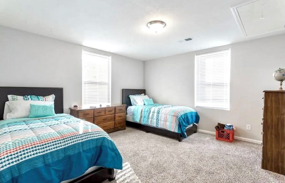Completely Updated Home A Few Blocks From The Historic Independence Square - Independence, MO