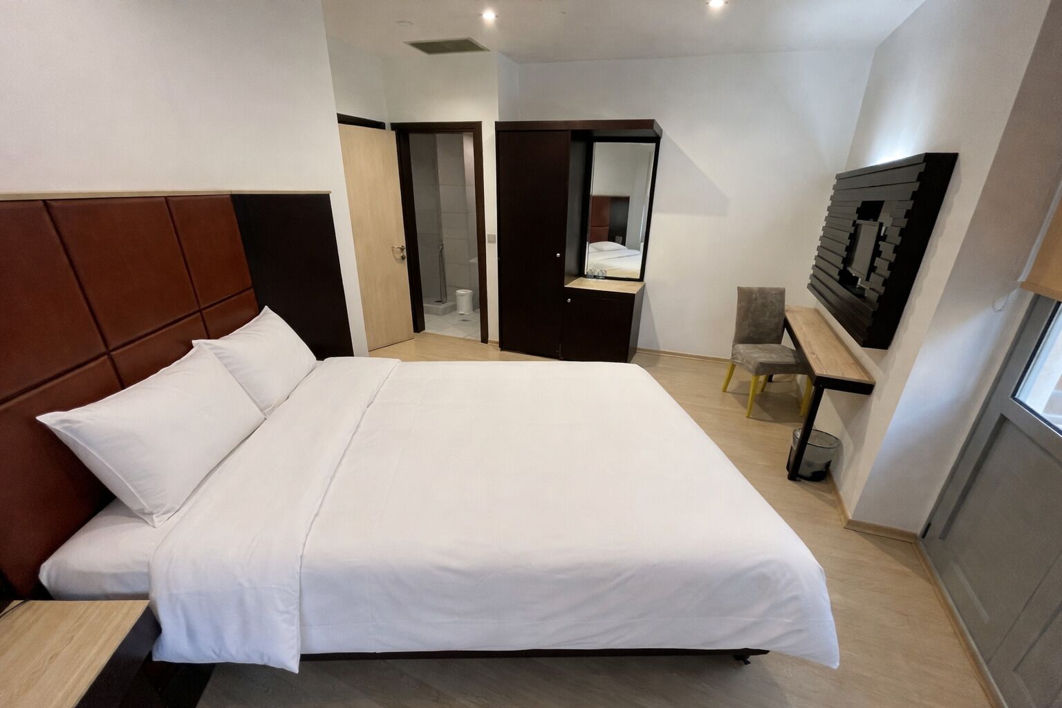 Quarto Standard | Roupa de alta qualidade, edredões de penas, ferro/tábua de engomar 