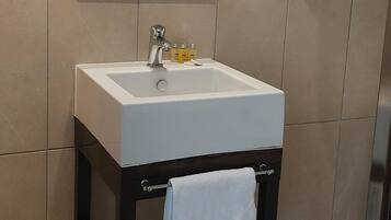 Uma banheira, um secador de cabelo, chinelos, toalhas fornecidas