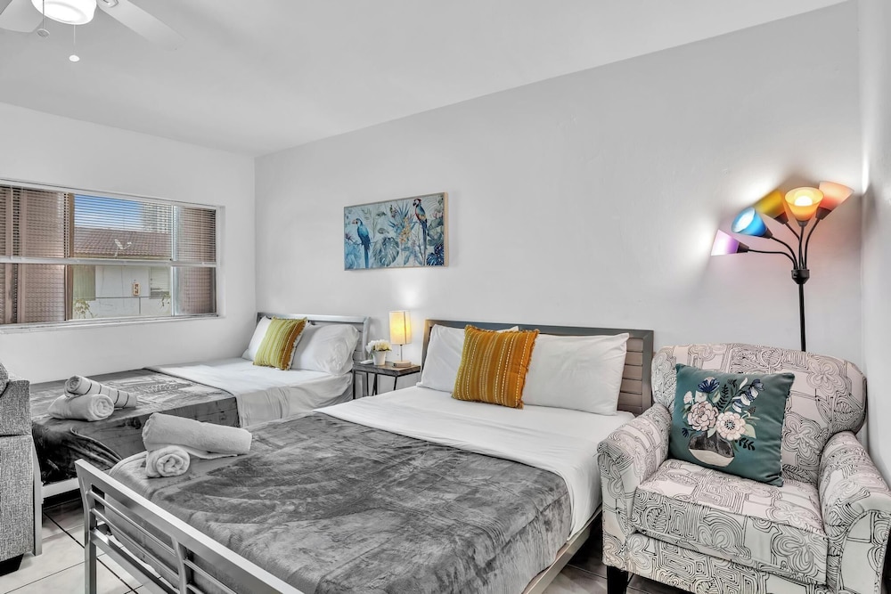 Studio Retreat With 2 Queen Beds @ Hollywood Blvd - Hollywood, FL