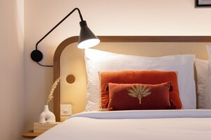 Quarto Clássico com Cama de Casal (Smart Dreams) | Cofre com capacidade para portátil, secretária 