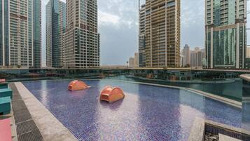 Terraço com espreguiçadeiras