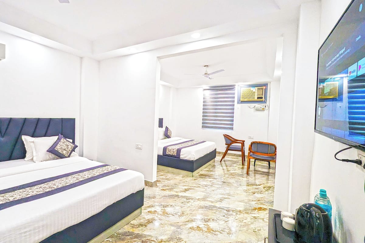 Quarto casal família, vista para a cidade | Escrivaninha, espaço de trabalho para notebook, quartos à prova de som