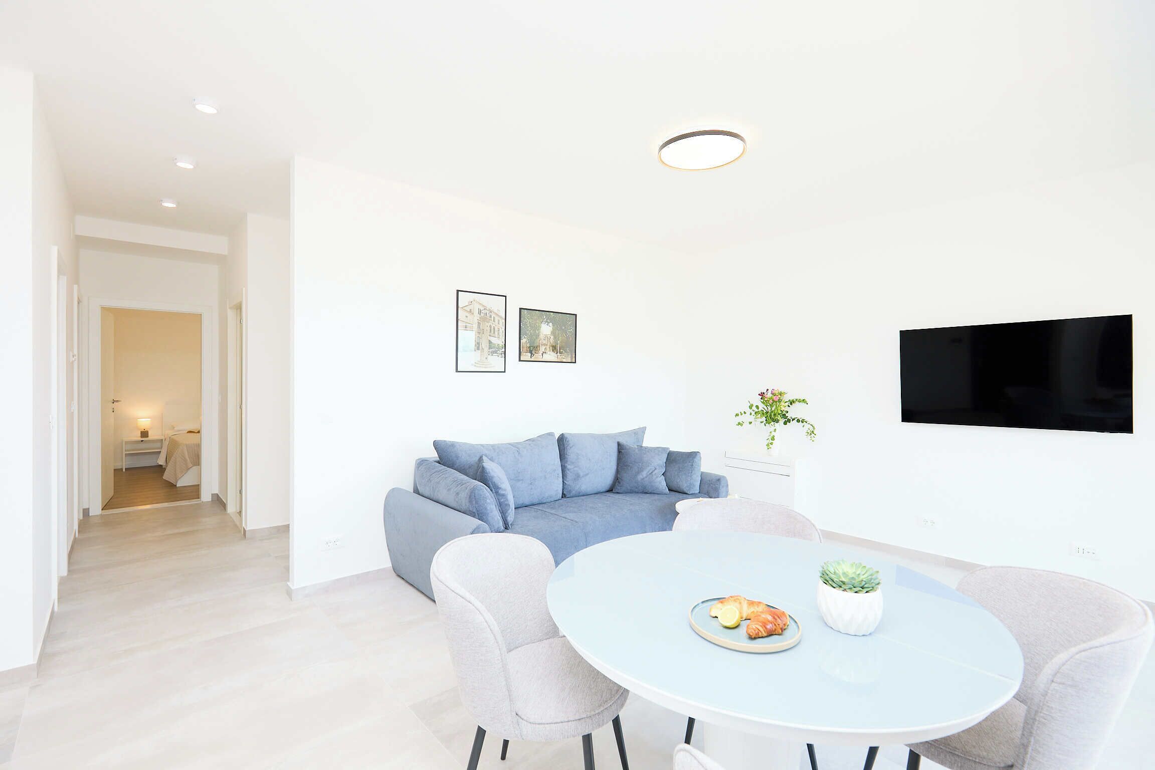Apartamento (2 Bedrooms) | Sala | Televisor de 108 cm com canais por cabo 