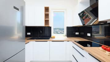 Apartamento (2 Bedrooms) | Cozinha privada | Um micro-ondas, um forno