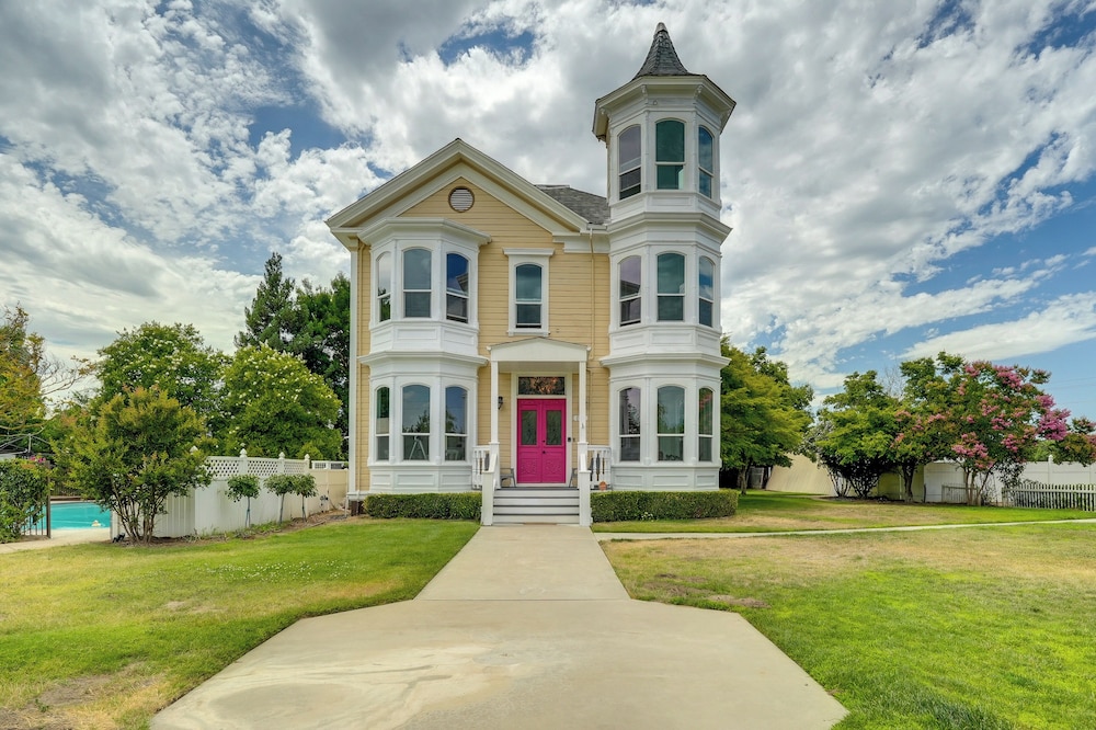 Modesto Mansion On 2 Acres - Great For Families! - Modesto, CA
