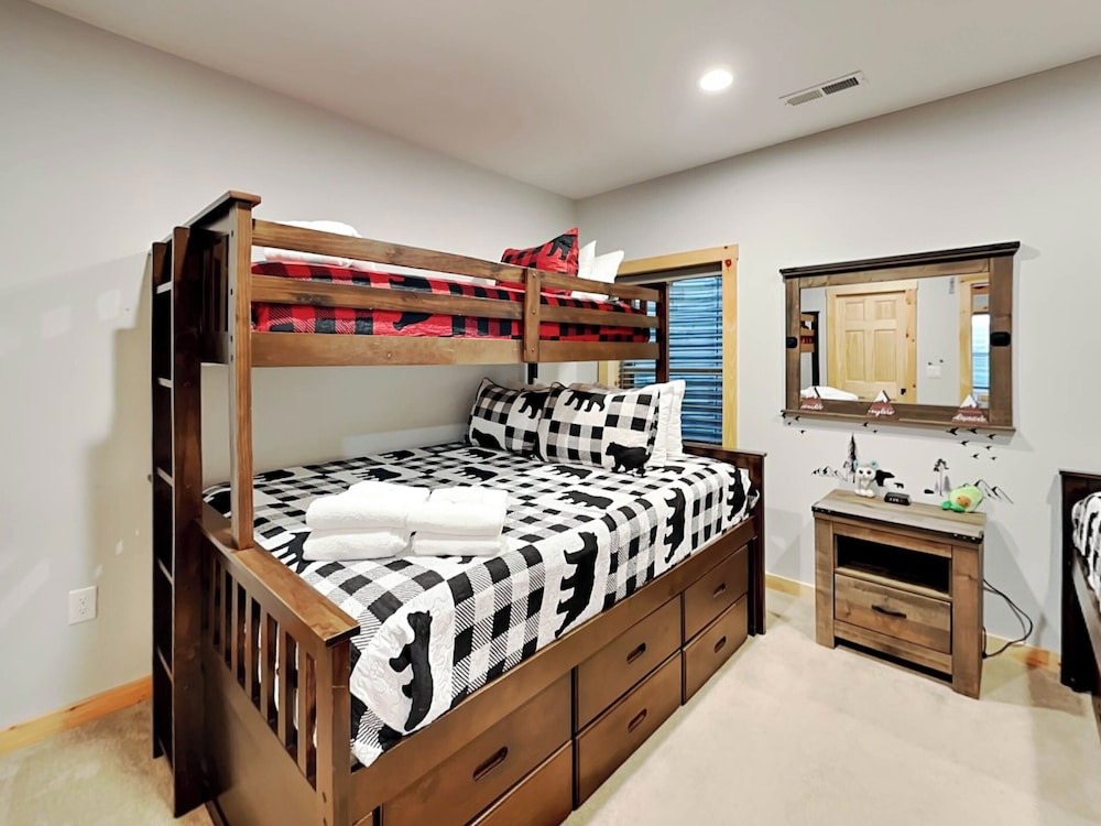 Sunset Bluff | Ski In/Ski Out + Interior Upgrades & Hot Tub! - McHenry | Vrbo