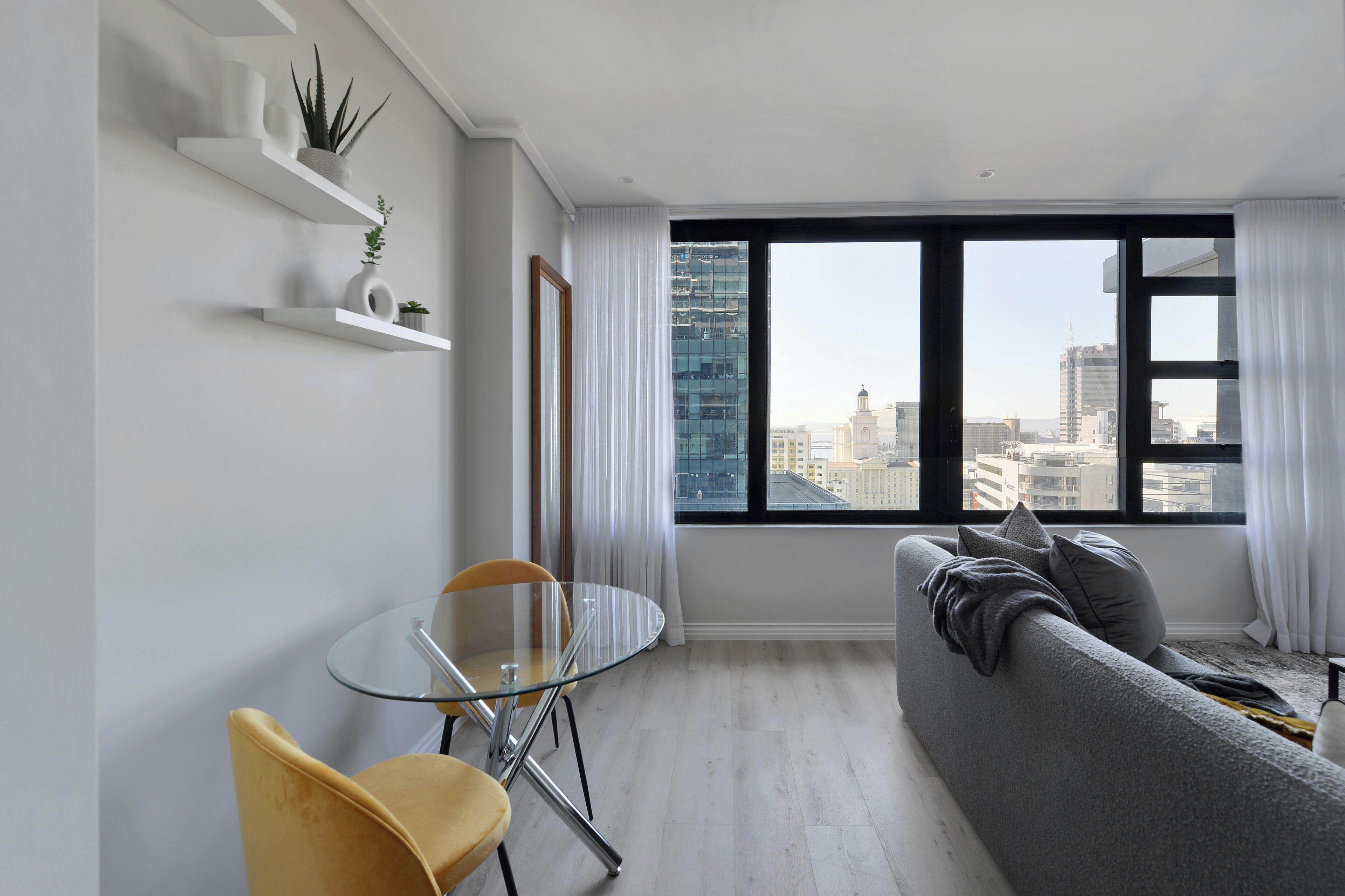 Cozy 1-bedroom Apartment With Ac & Wifi In Enchanting Bree Street! - Camps Bay