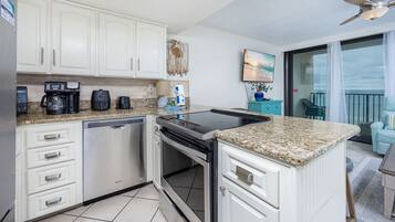 Apartamento em Condomínio Fechado, 1 quarto | Cozinha privada | Um frigorífico, um forno, uma cafeteira/bule