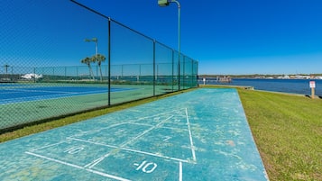 Apartamento em Condomínio Fechado, 2 quartos | Recinto desportivo