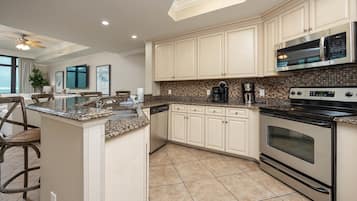 Apartamento em Condomínio Fechado, 3 quartos | Cozinha privada | Um frigorífico, um forno, uma cafeteira/bule