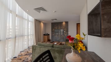 Suíte júnior, 1 cama King | Área de estar | TV LED 43 polegadas com canais a cabo