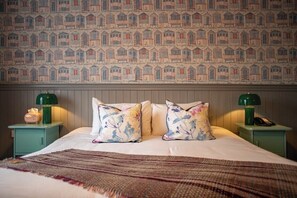 Quarto casal ou duplo clássico | Escrivaninha, espaço de trabalho para notebook, cortinas blackout