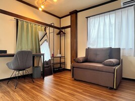 Quarto Twin Júnior, não fumadores, casa de banho privativa | Secretária, secretária adequada para computadores portáteis 