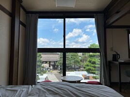 Quarto duplo júnior, para não fumantes, banheiro privativo | Escrivaninha, espaço de trabalho para notebook, Wi-Fi de cortesia