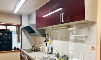 Um frigorífico, um micro-ondas, uma placa de cozinha, uma torradeira 