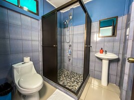 Quarto quádruplo básico, 2 camas de casal, para não fumantes, vista para a montanha | Banheiro | Chuveiro, toalhas de banho