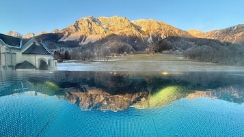 Piscina no piso superior