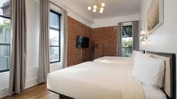 Roupas de cama premium, cofres nos quartos, escrivaninha